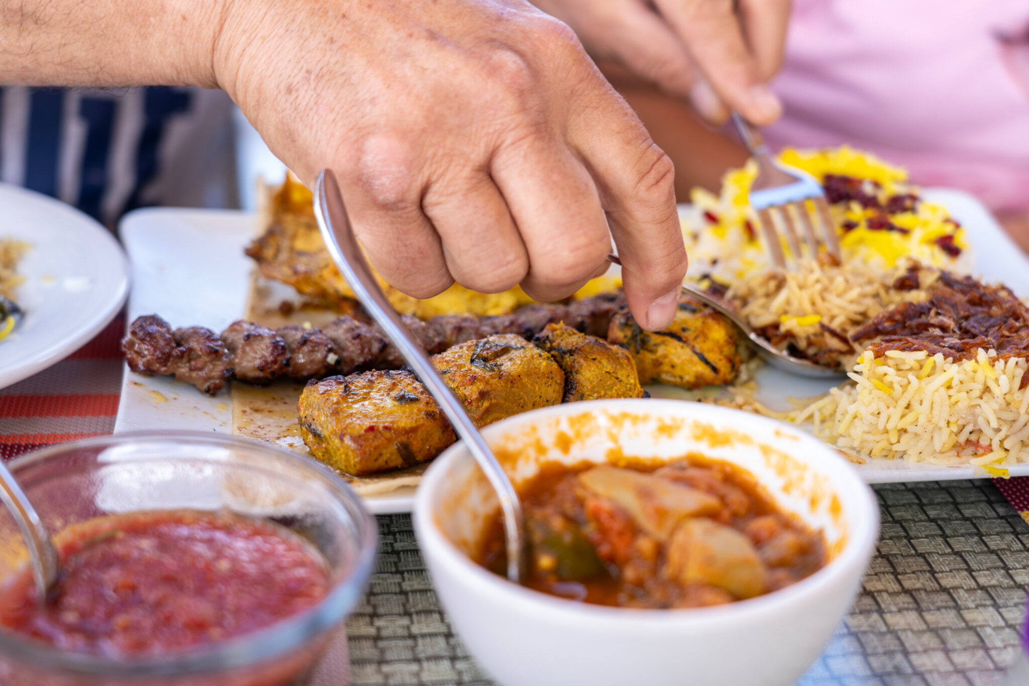 Kulinarische Reise durch den Oman: Die besten Gerichte und Tipps